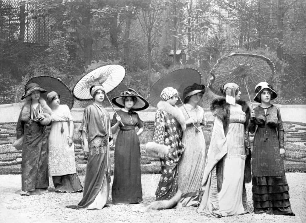 Défilé de mannequins de Paul Poiret dans son jardin à Paris, 1910 ...